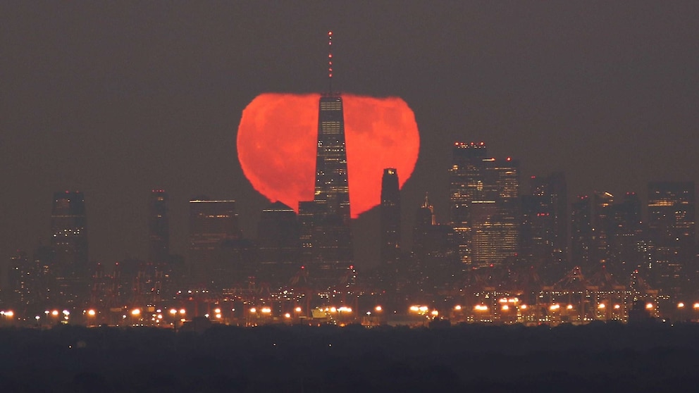 Look up! August's 'blue supermoon' won't be seen again until 2037 - ABC ...