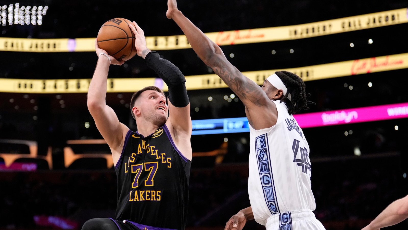 Doncic and James score 30+ each for 1st time this season in Lakers' 128 ...