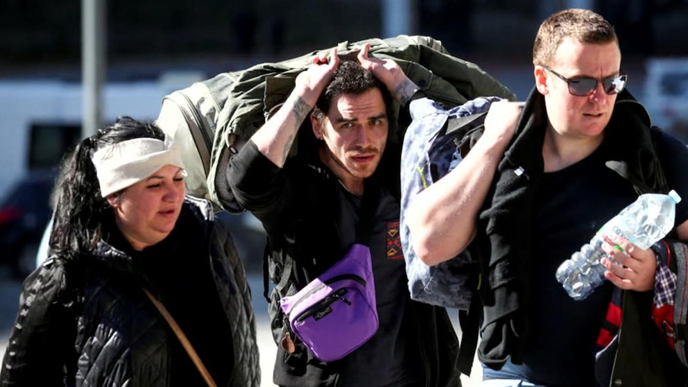 Video Russians fight back against Putin's call to arms - ABC News