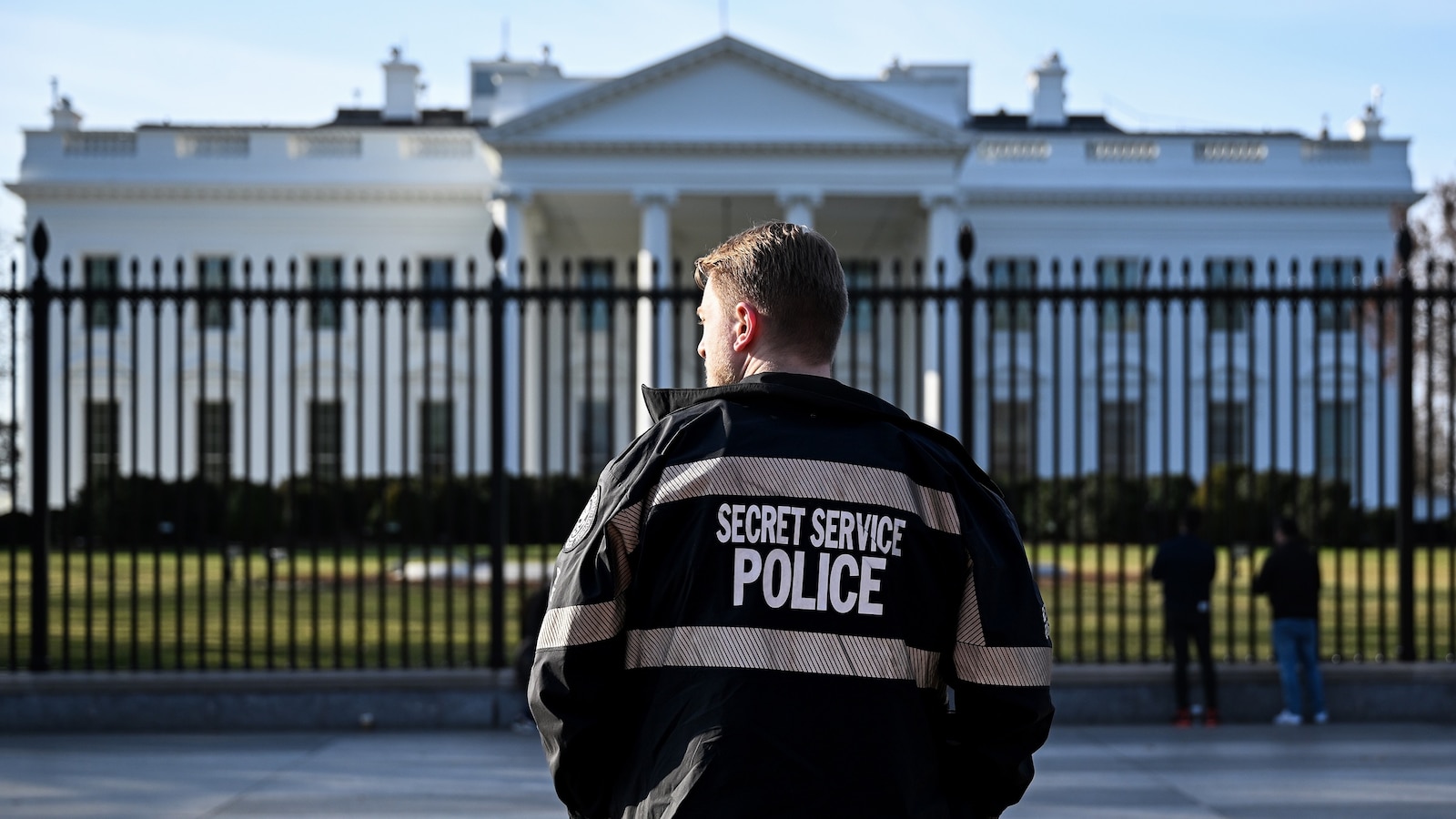 Secret Service shoots man 'brandishing' firearm near White House - ABC News