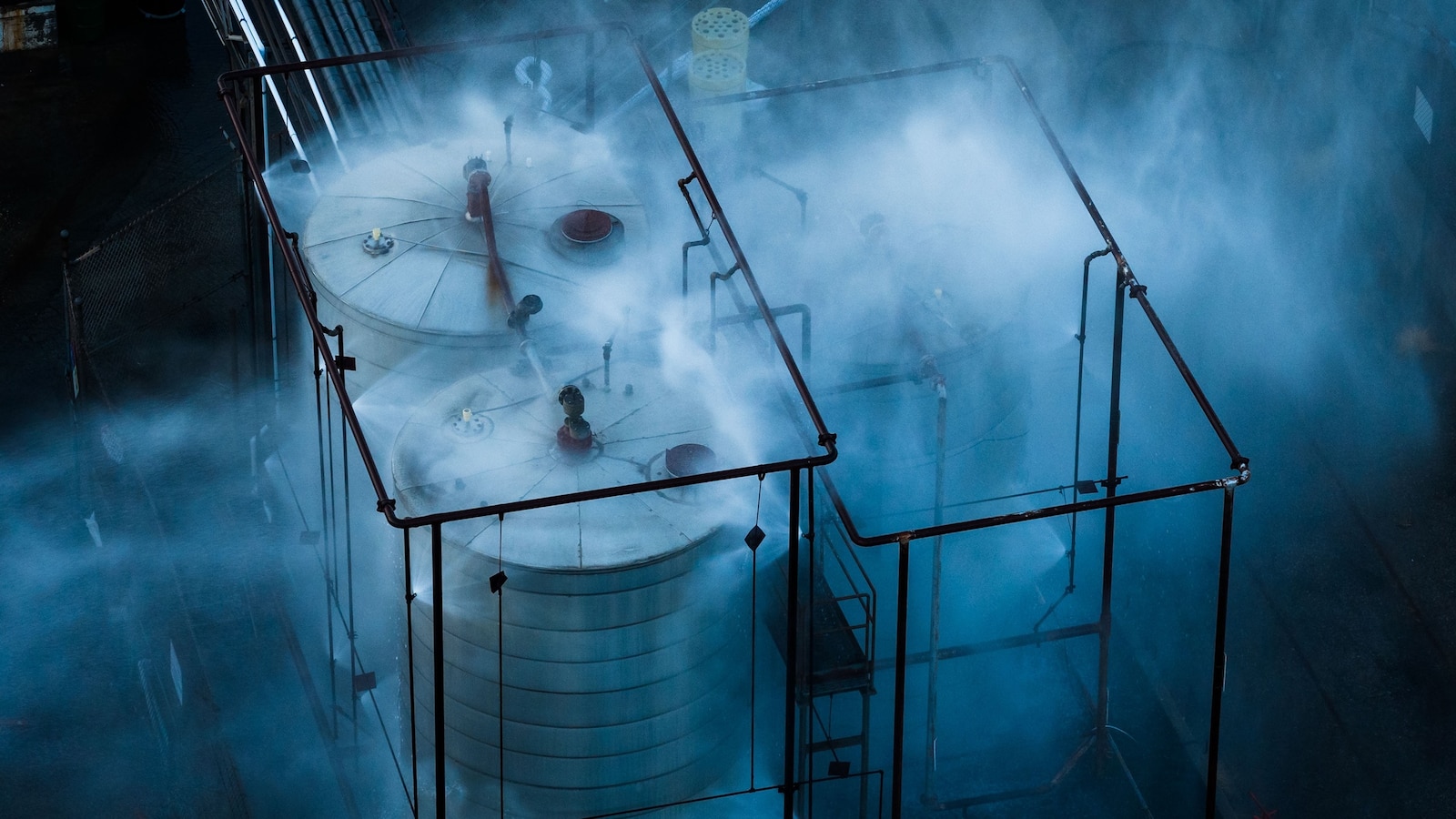 Authorities urgently try to stop California chemical tank explosion ...