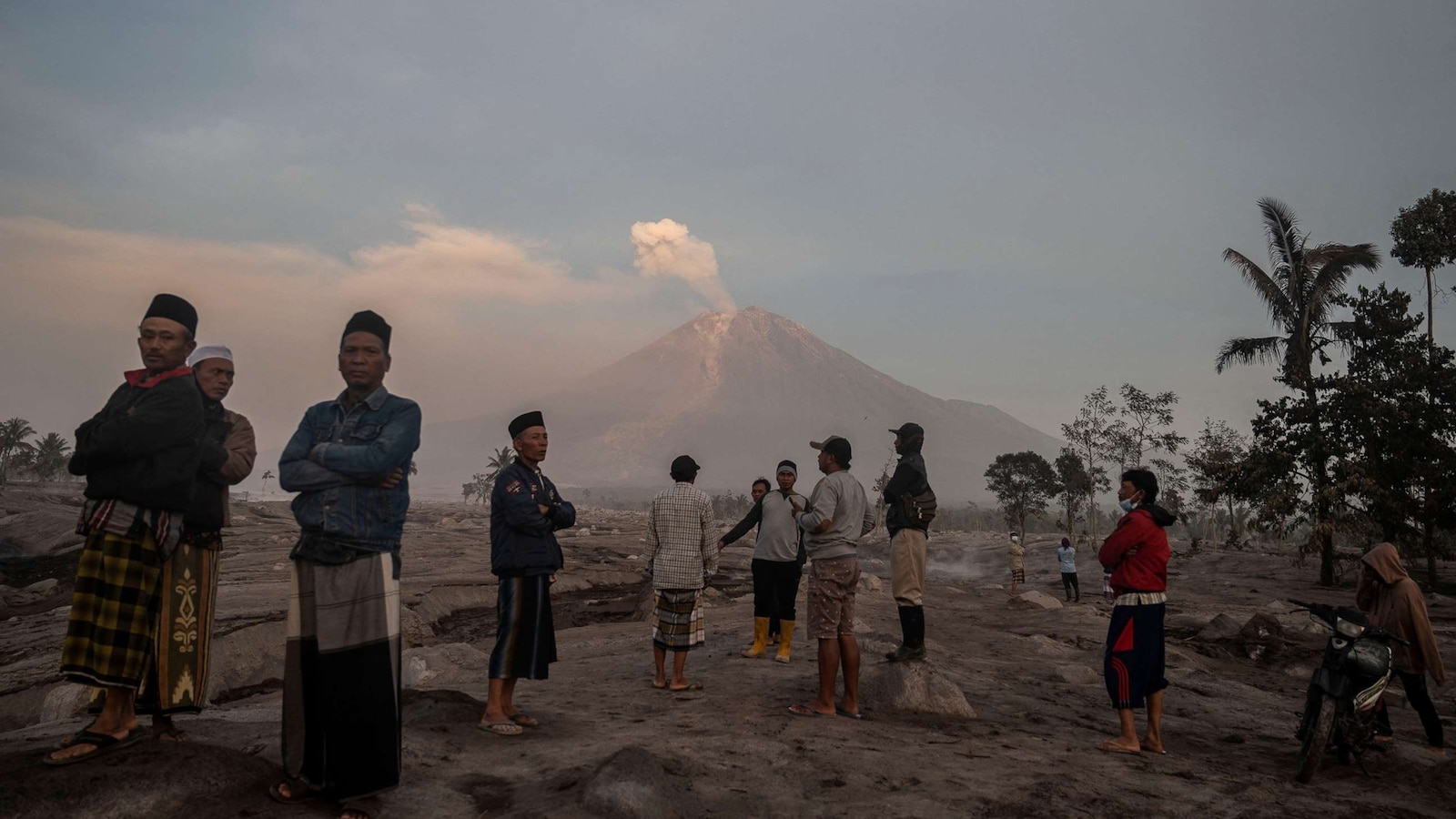 Eruption of Mount Semeru, Indonesia's tallest volcano, prompts ...