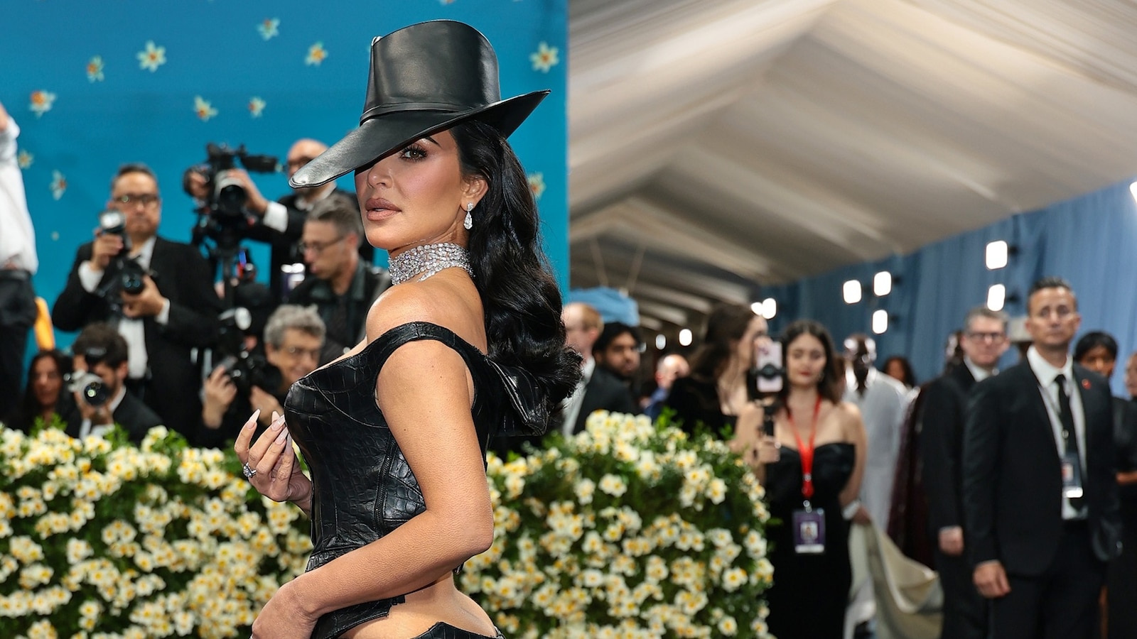 Kim Kardashian steps out in all-leather Met Gala look - ABC News