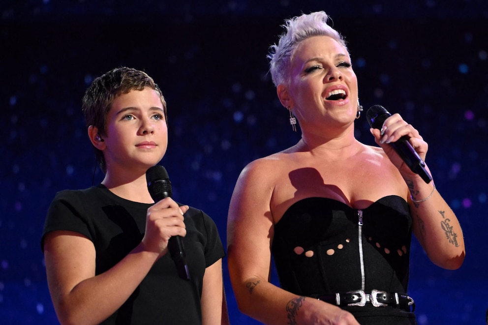 Pink and her daughter steal the show in Hugh Jackman's 'Greatest ...