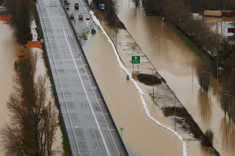 Flash flood warning, evacuation notice in Seattle suburbs after levee ...