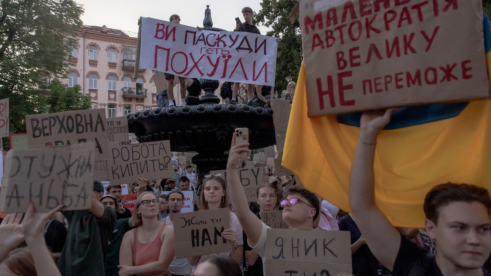 Zelenskyy urges 'national unity' amid Ukraine anti-corruption protests ...