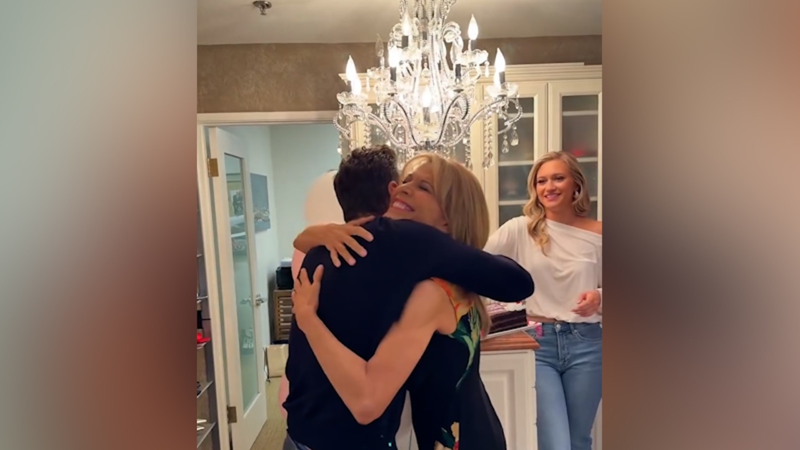 Vanna White gets birthday surprise from her 'Wheel of Fortune' family: See the video - ABC News