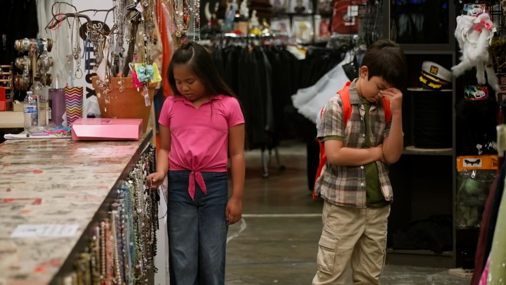 Video Kids step in to help lost child in store - ABC News