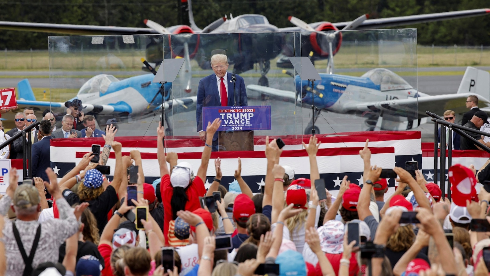 Trump speaks from behind bulletproof glass at 1st outdoor rally since ...