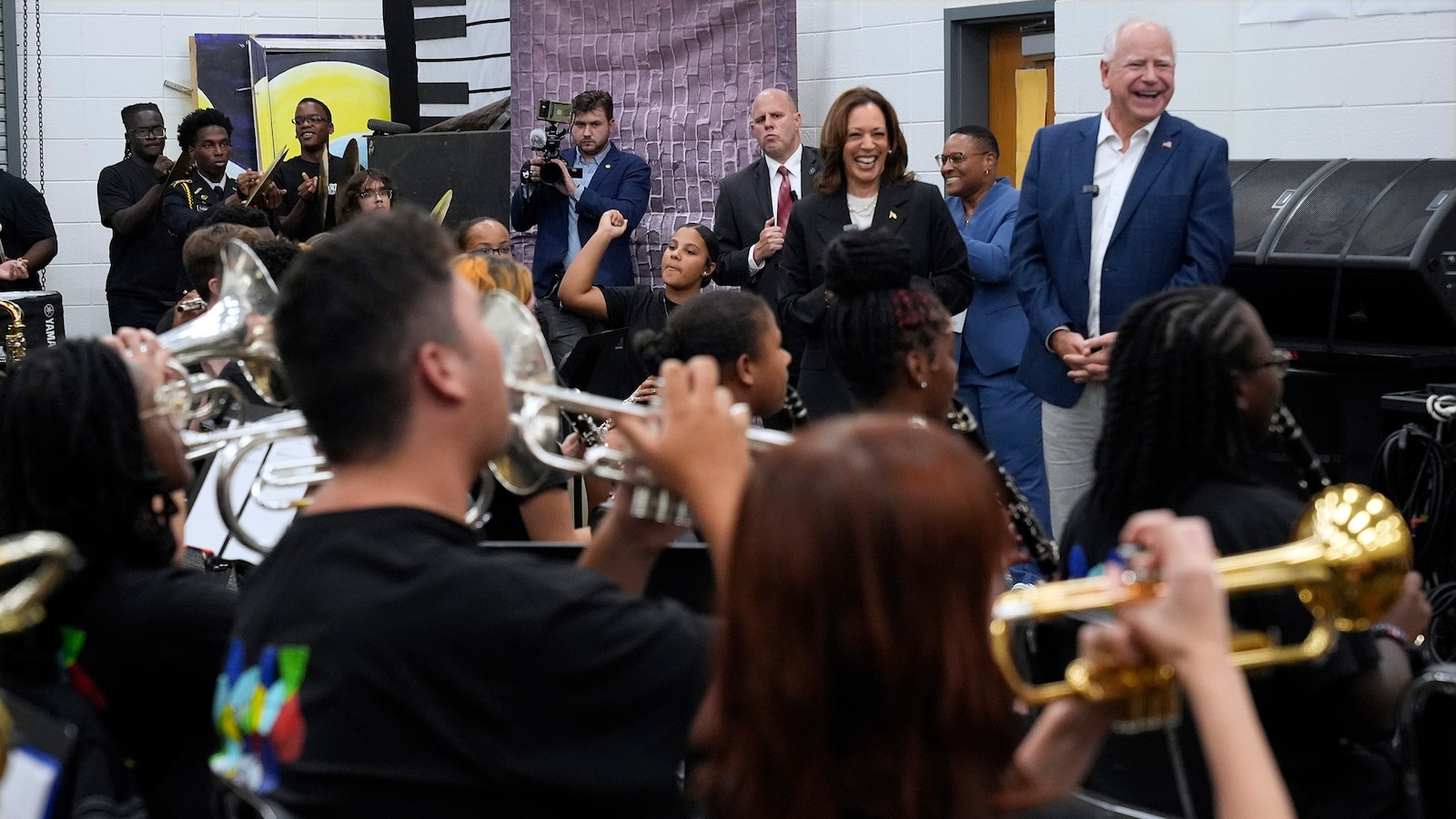 Band and BBQ: Harris-Walz bus tour makes stops in southeast Georgia ...