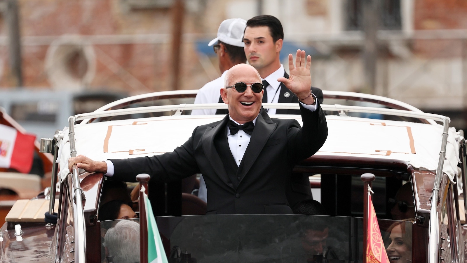 See all the celebrities who attended Jeff Bezos and Lauren Sánchez's lavish wedding - ABC News