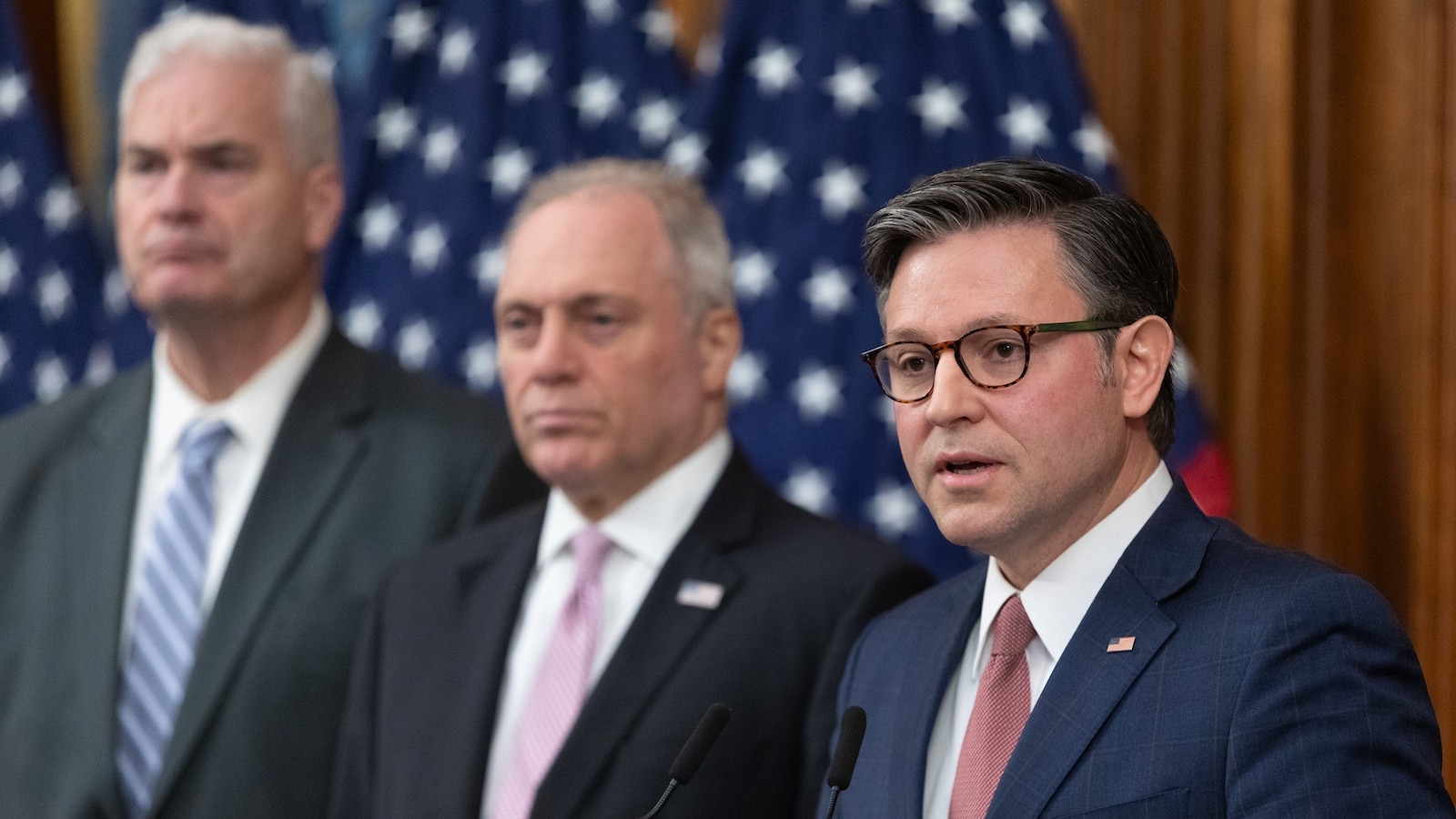 Federal workers' paychecks impacted as government shutdown continues ...