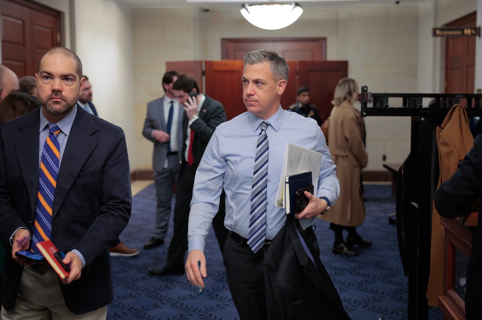 Defense bill blocks K-12 students from using cellphones on military ...