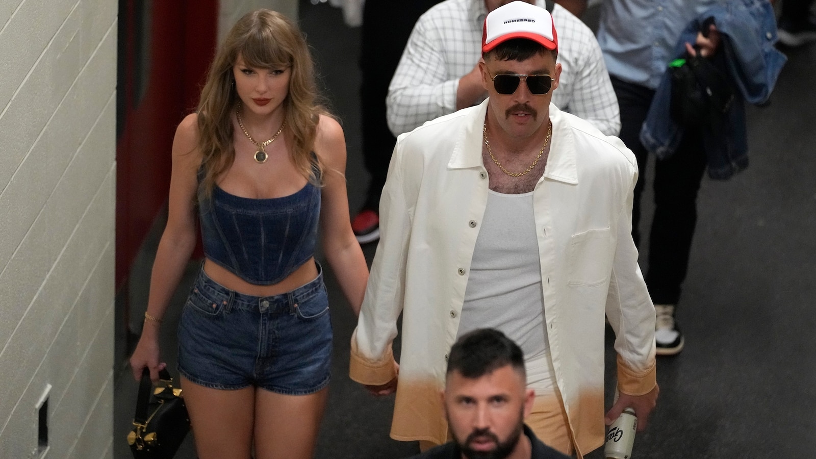 Taylor Swift, Travis Kelce hold hands after Kansas City Chiefs game - ABC News