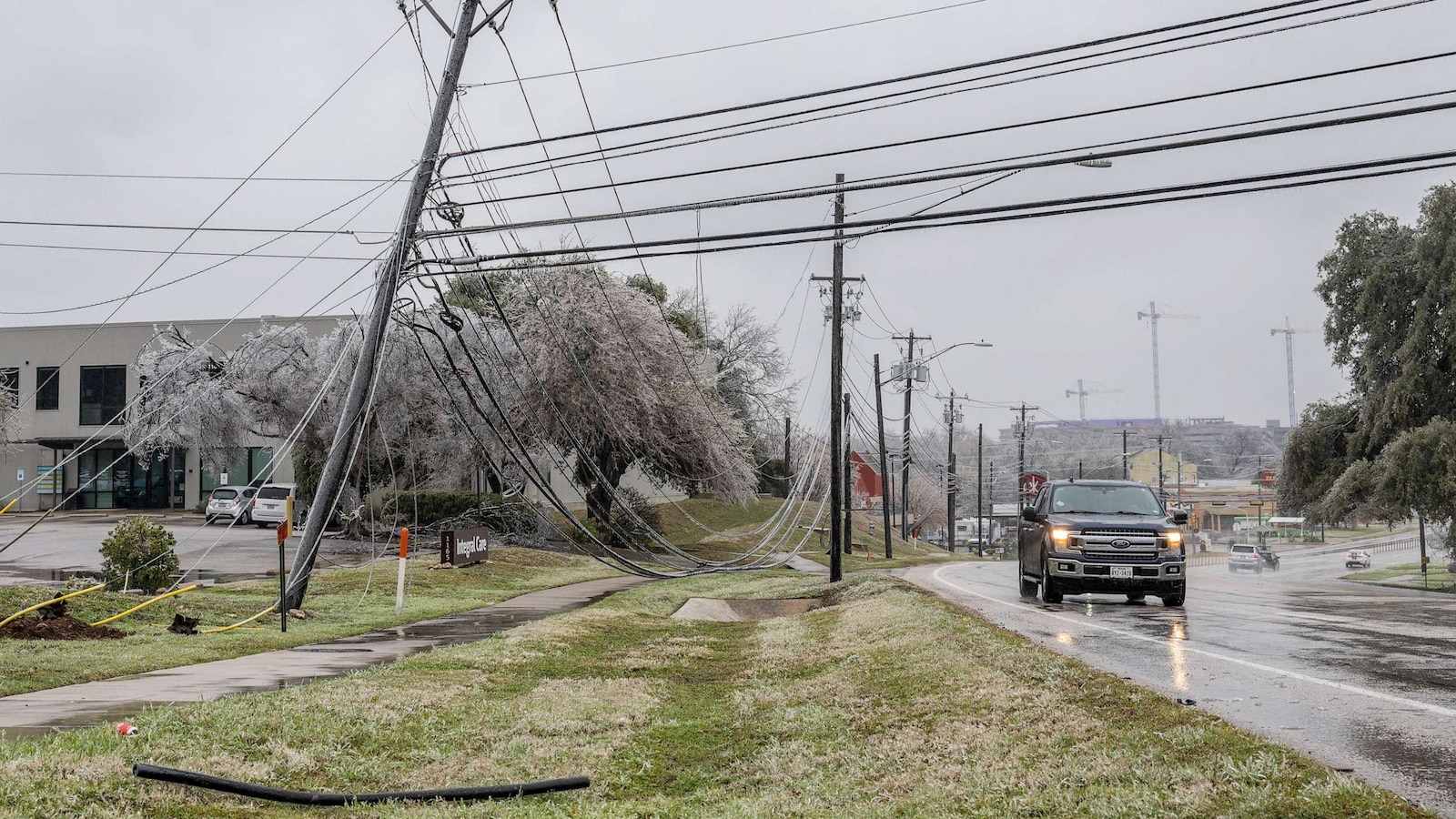 Texas ice storm updates: Over 350,000 customers without power - ABC News