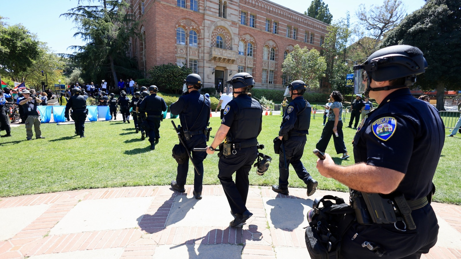 College protests updates: Police crackdown leads to hundreds of arrests ...