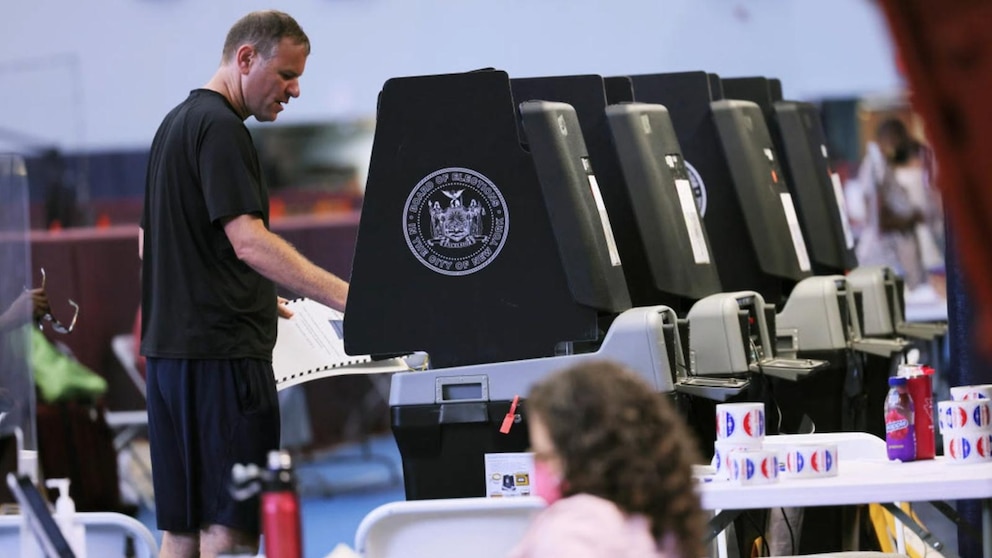 Video ABC News Live: Voters head to the polls in 3 key states - ABC News