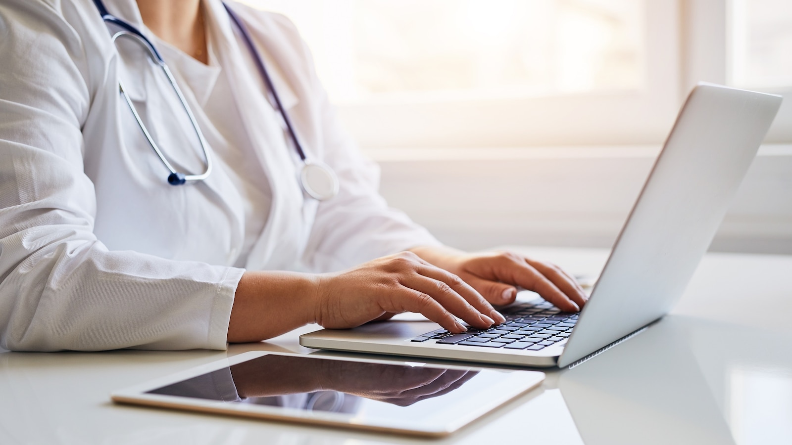 Doctors increasingly see AI scribes in a positive light, but hiccups ...