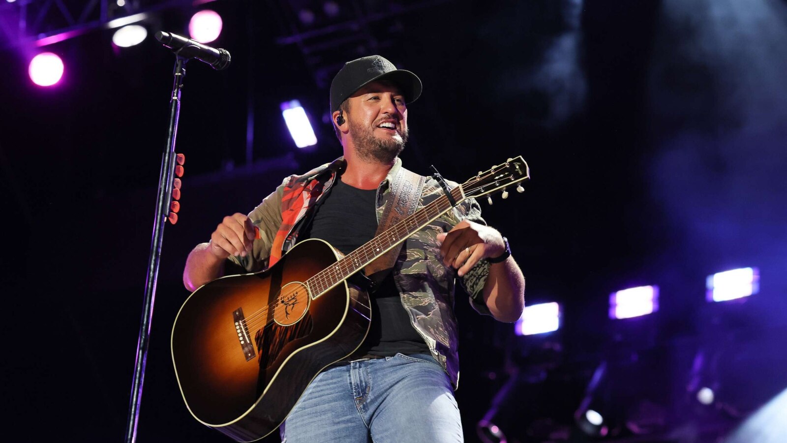 Country star Luke Bryan opens up about life on tour, family and his CMA ...