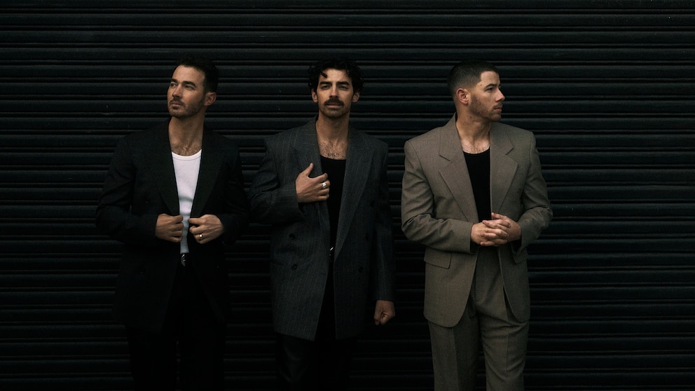 Jonas Brothers announce JONASCON in celebration of their 20th ...