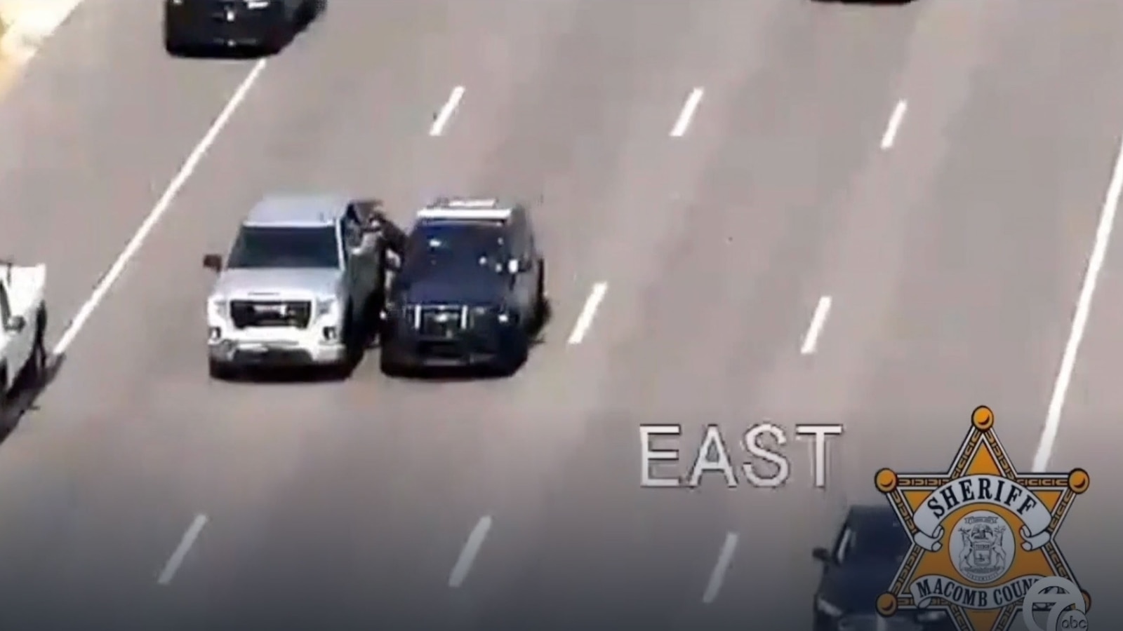 Sheriff's deputies hailed as heroes for daring highway rescue - ABC News