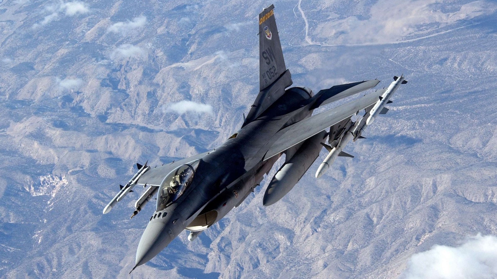 F-16s scrambled 1.5 hours after contact lost with unresponsive jet that ...