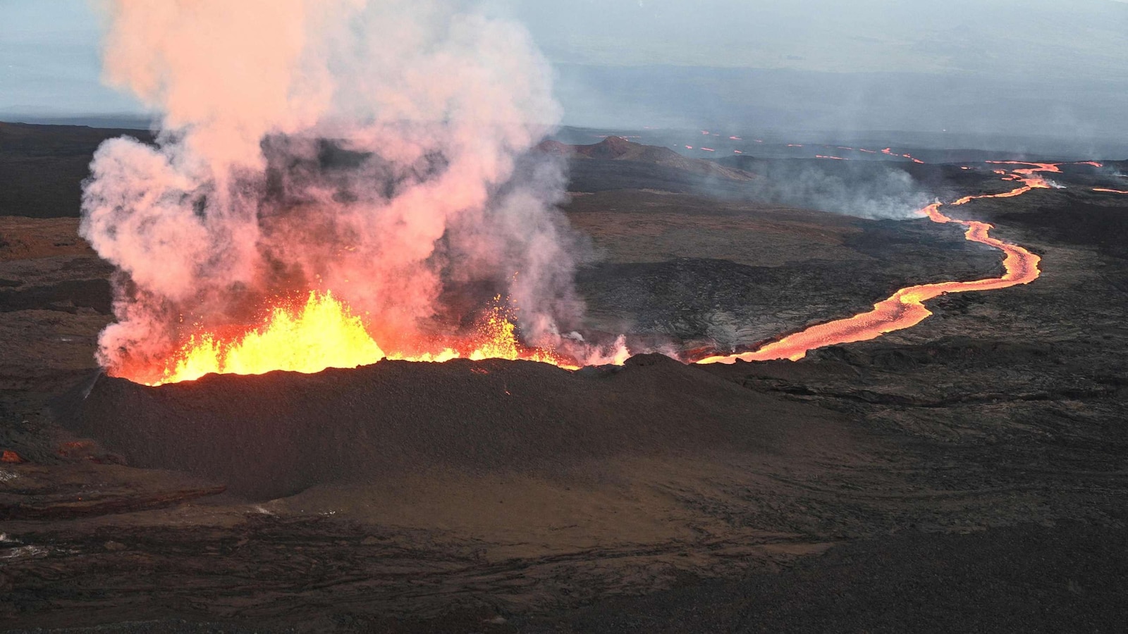 Hawaii's Big Island abuzz over simultaneous eruptions at Mauna Loa and Kilauea - ABC News