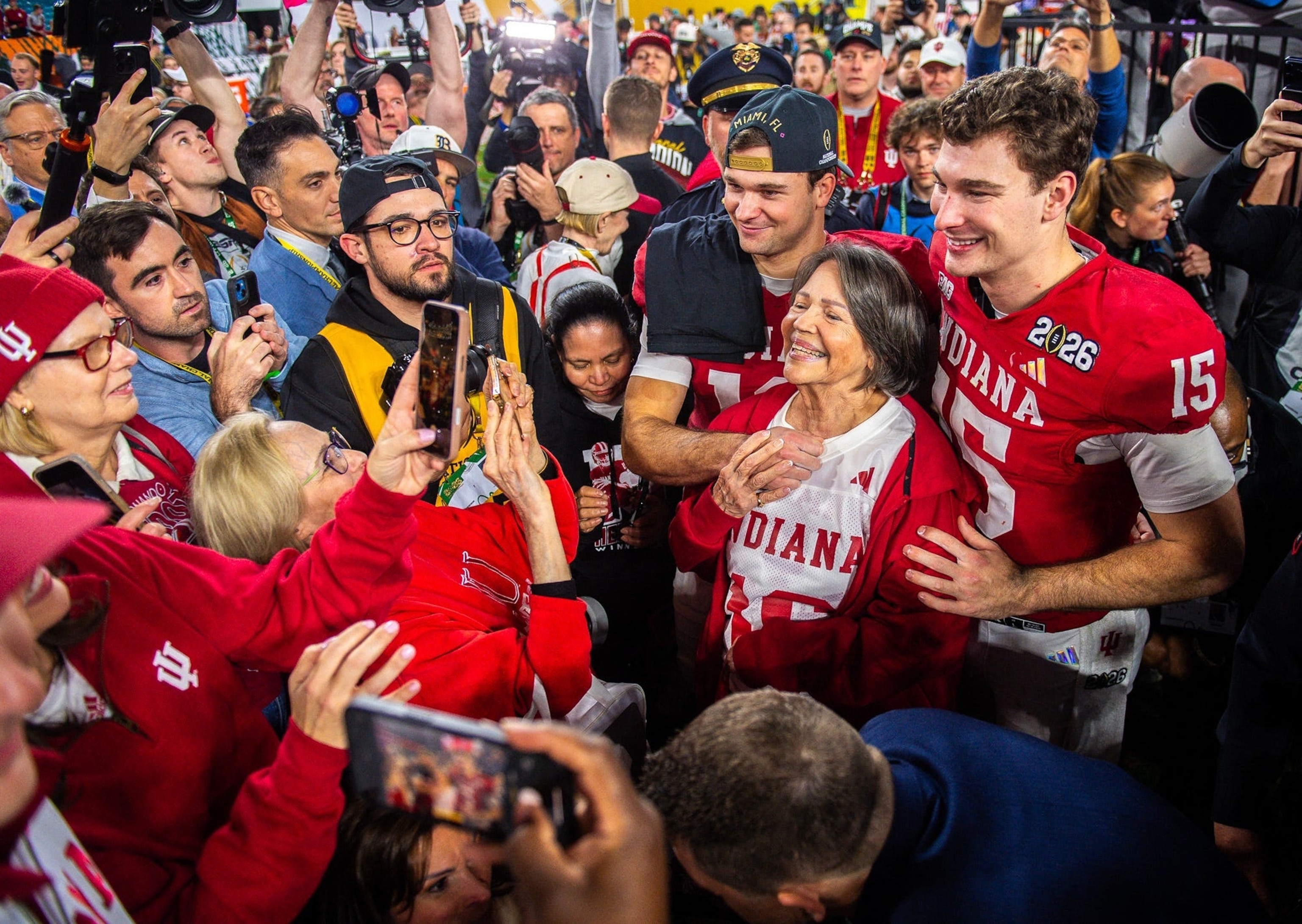 Fernando Mendoza credits mom for success: What to know about the ...