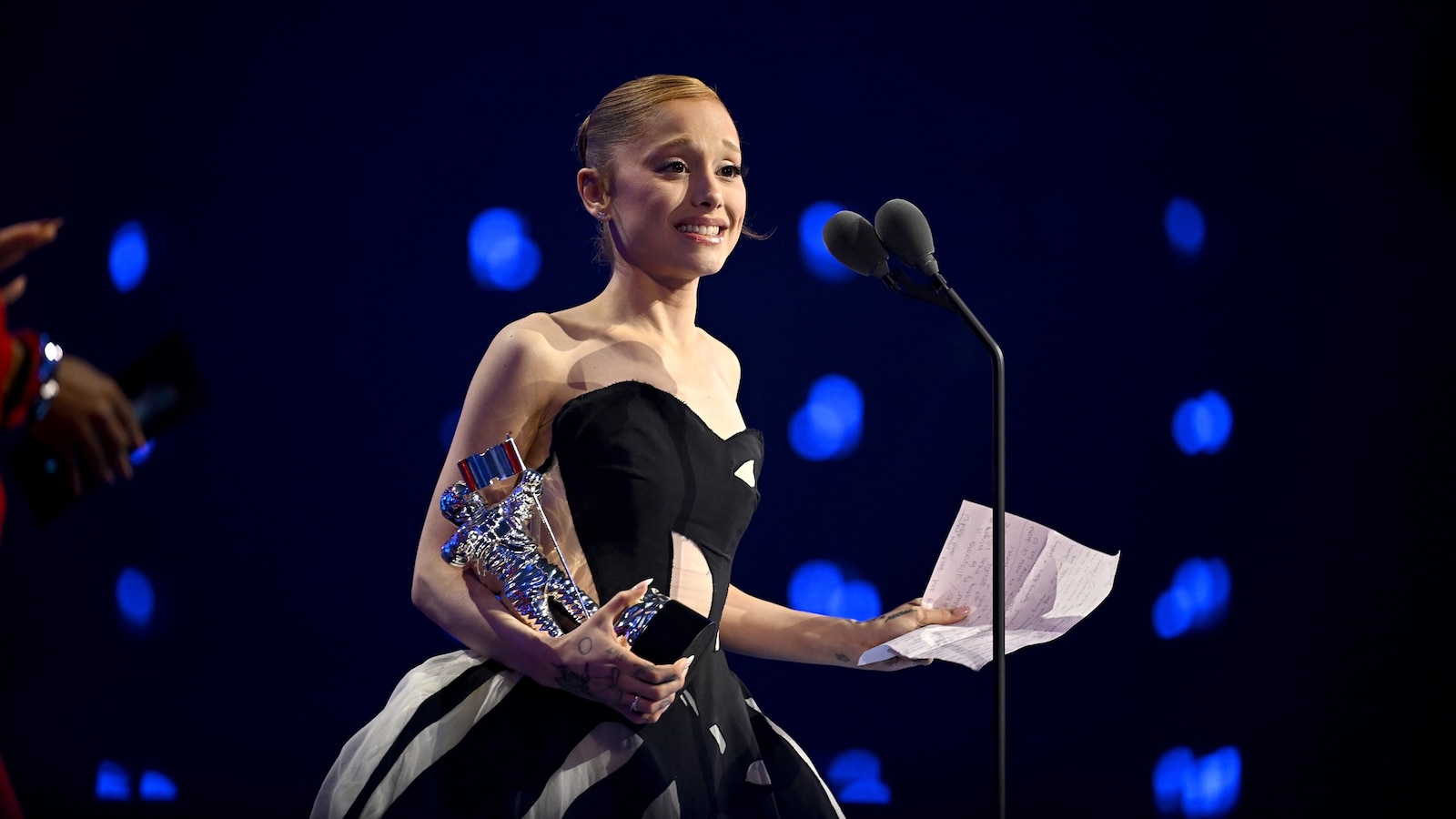 Ariana Grande wins VMA for video of the year - ABC News