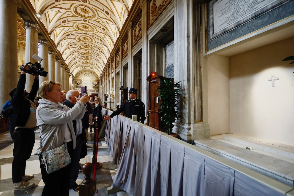 Vatican releases pictures of Pope Francis' tomb, as it opens for public ...