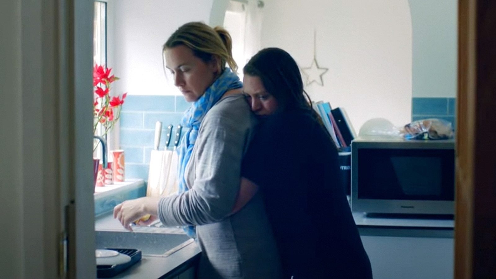 Watch Kate Winslet and daughter Mia Threapleton in 'I Am Ruth' trailer ...