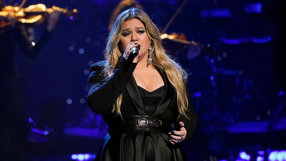 Kelly Clarkson shares new teaser of breakup song 'Mine' off new album ...