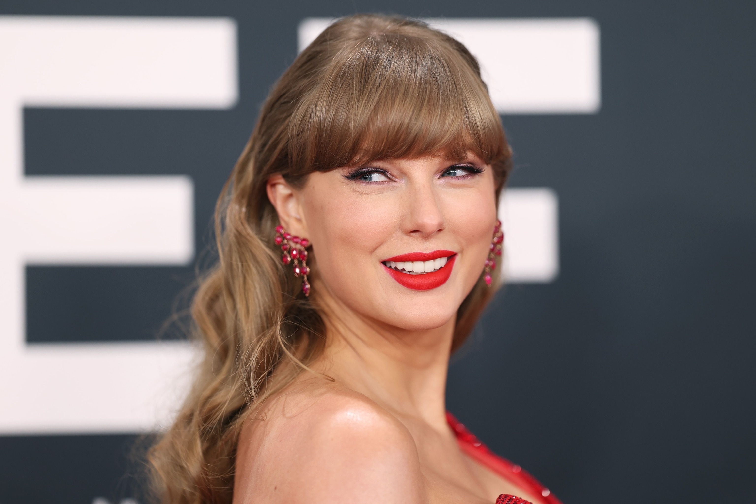 Taylor Swift donates $1M to Feeding America, American Heart Association ...