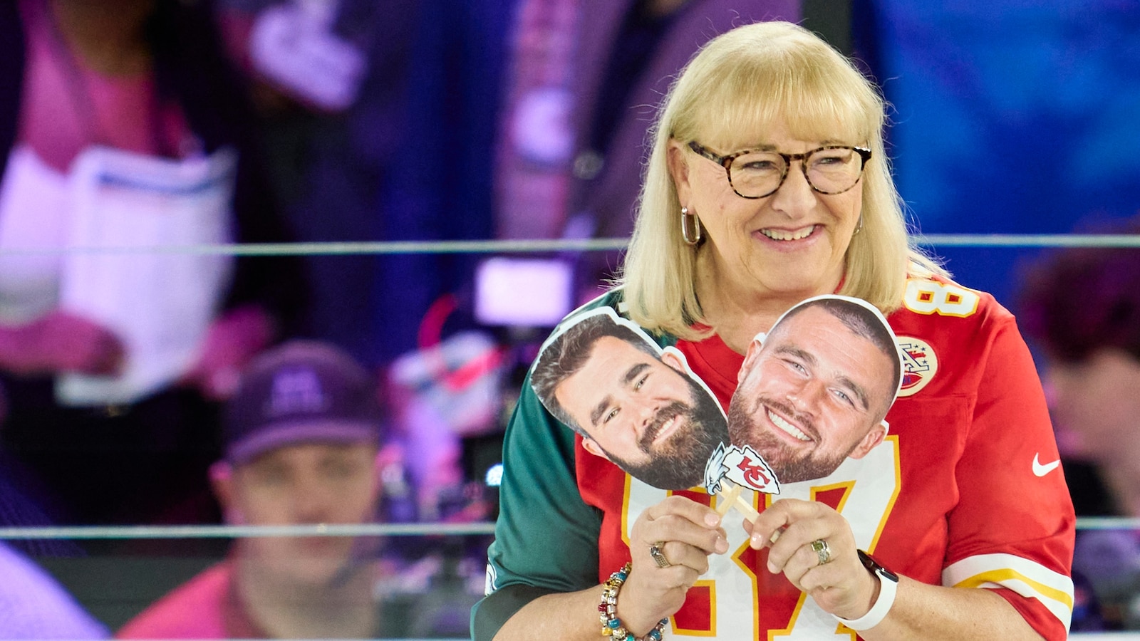 NFL stars' mom makes it into Pro Football Hall of Fame - ABC News