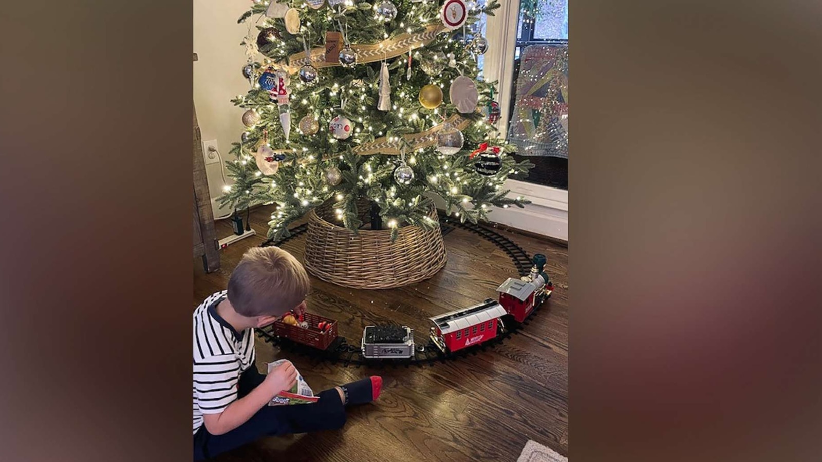 Mom shares hilarious take on making Christmas magic: 'I am so damn tired' - ABC News