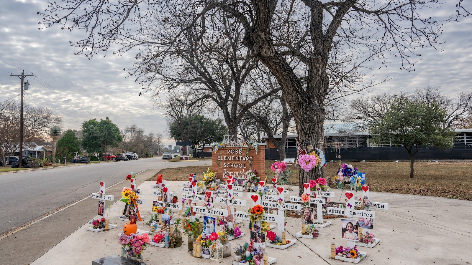 Uvalde trial latest: Defense uses foam gun visual aid to defend police ...