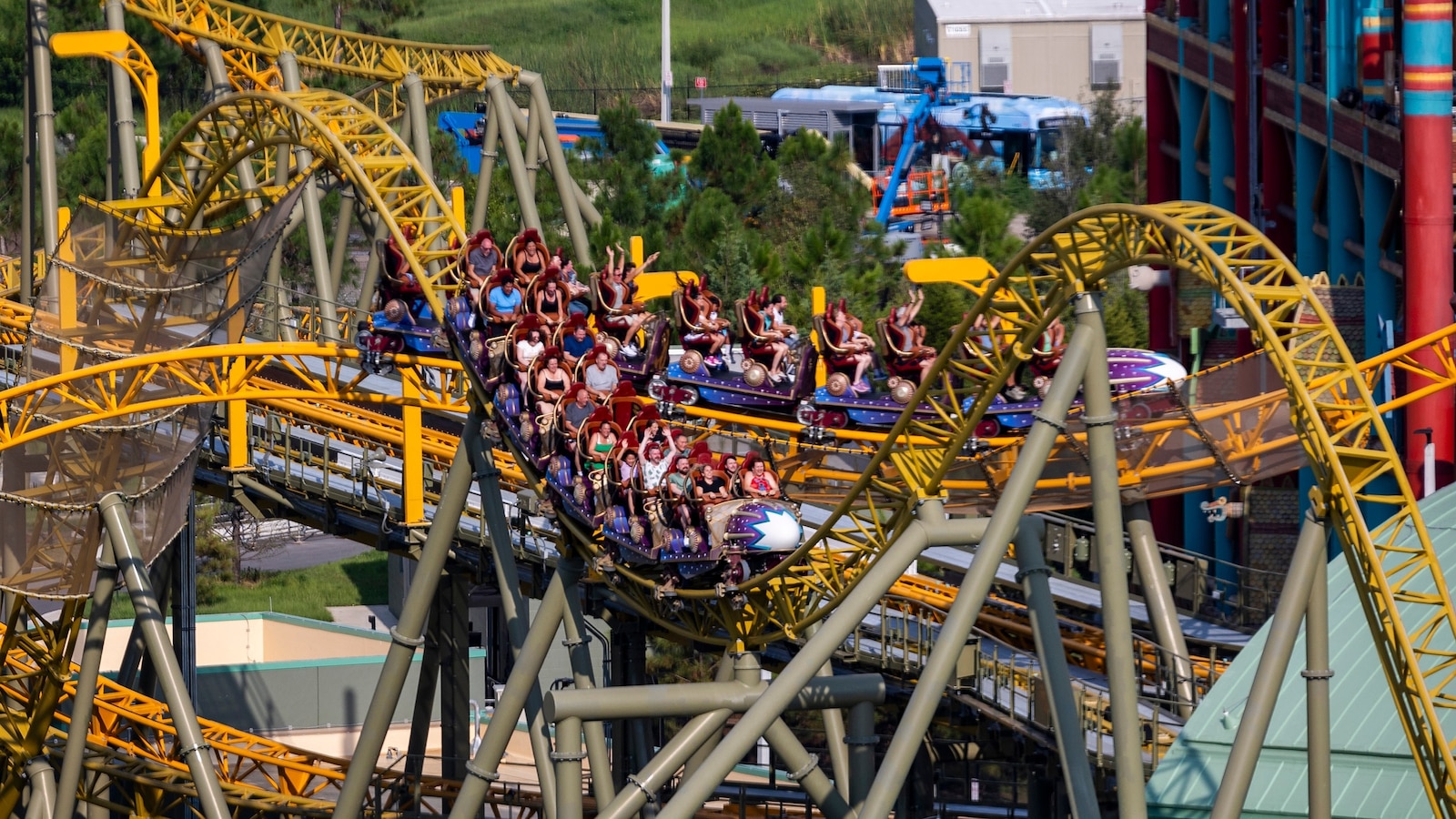 Visitor dies after becoming unresponsive on roller coaster at Universal ...