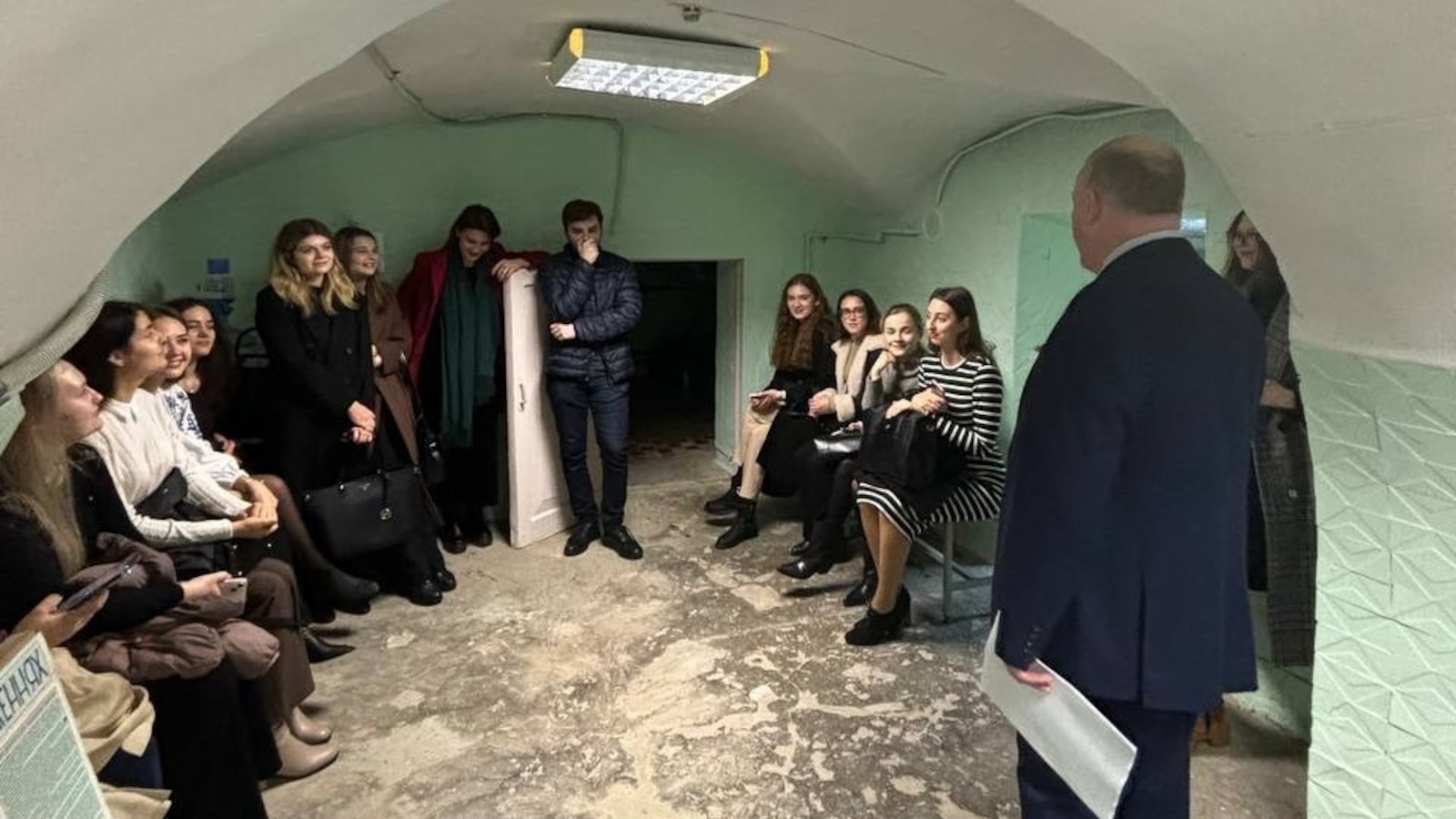 In a bomb shelter under Kyiv, a US professor taught Ukrainian students ...