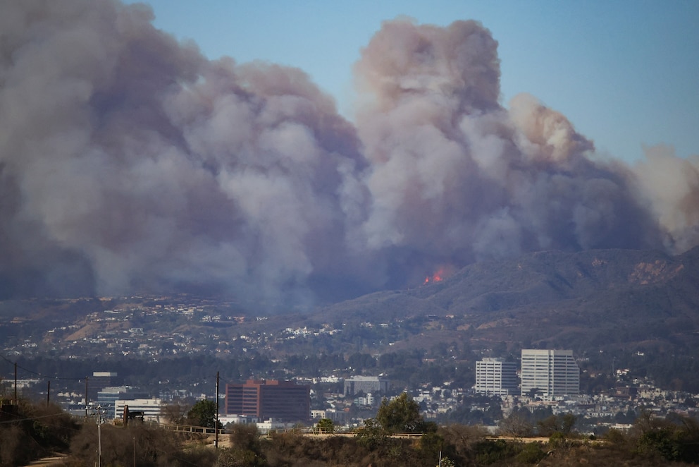 Los Angeles fires: 2nd blaze spurs evacuations - Good Morning America