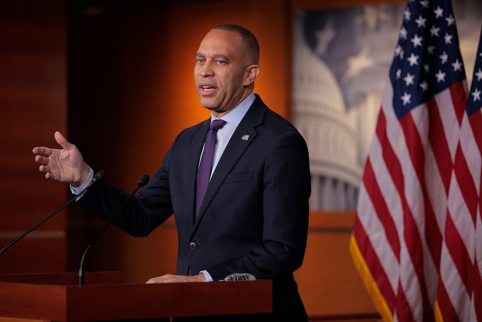 Jeffries calls Oversight Chair Comer a 'stone cold liar' after Epstein ...