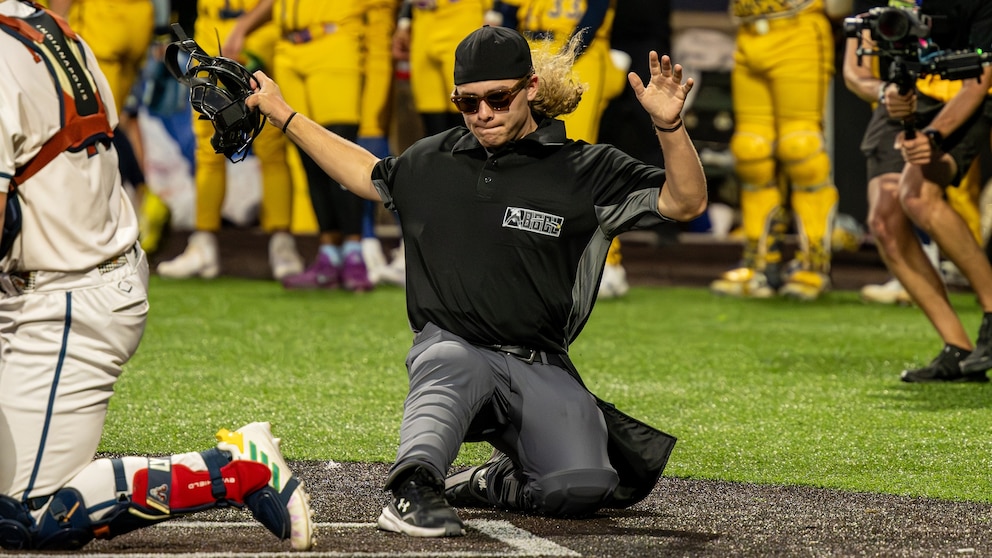 Viral 18-year-old umpire makes Savannah Bananas debut - Good Morning ...