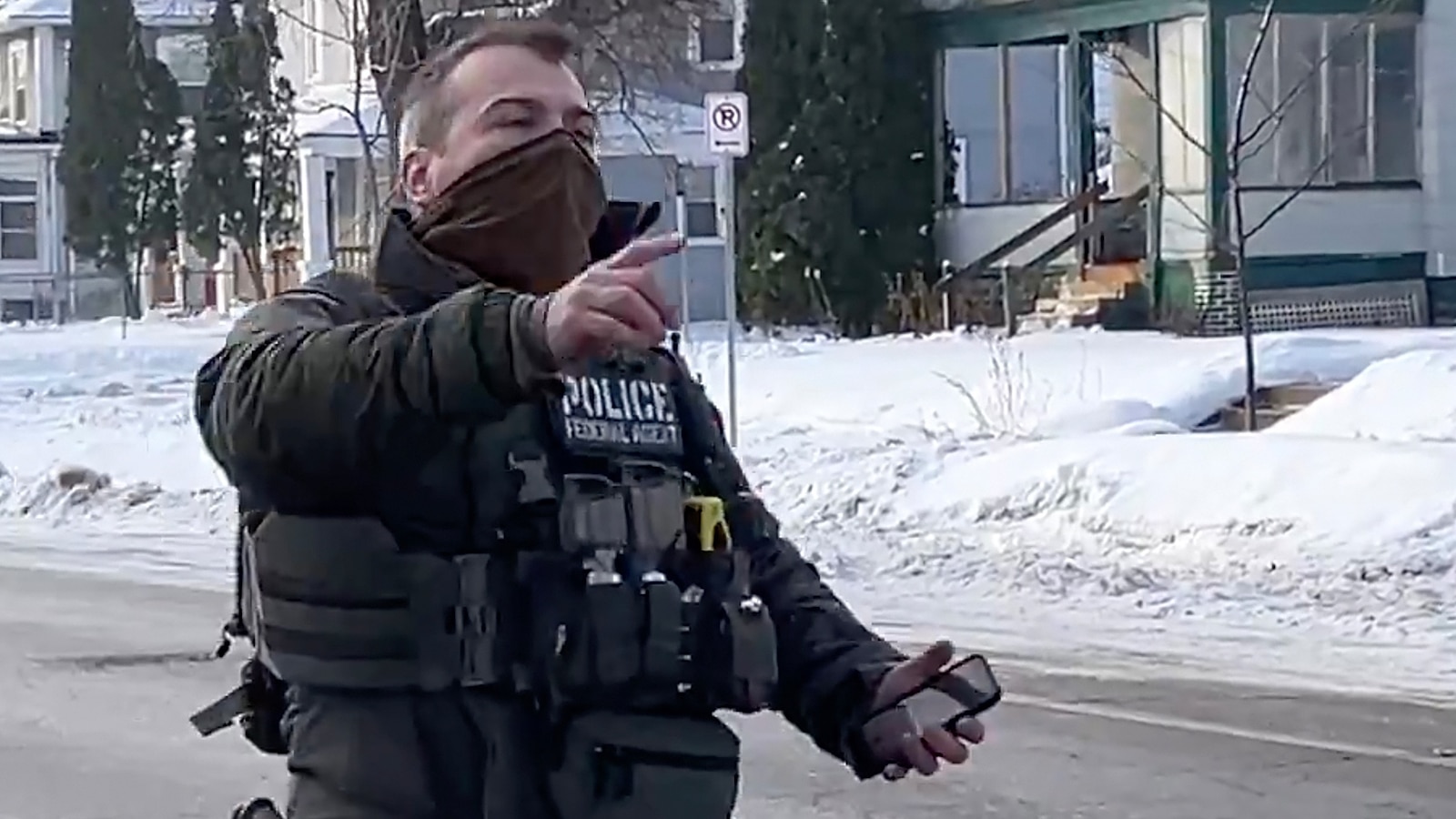 ICE agent who shot Renee Good suffered internal bleeding, officials say ...