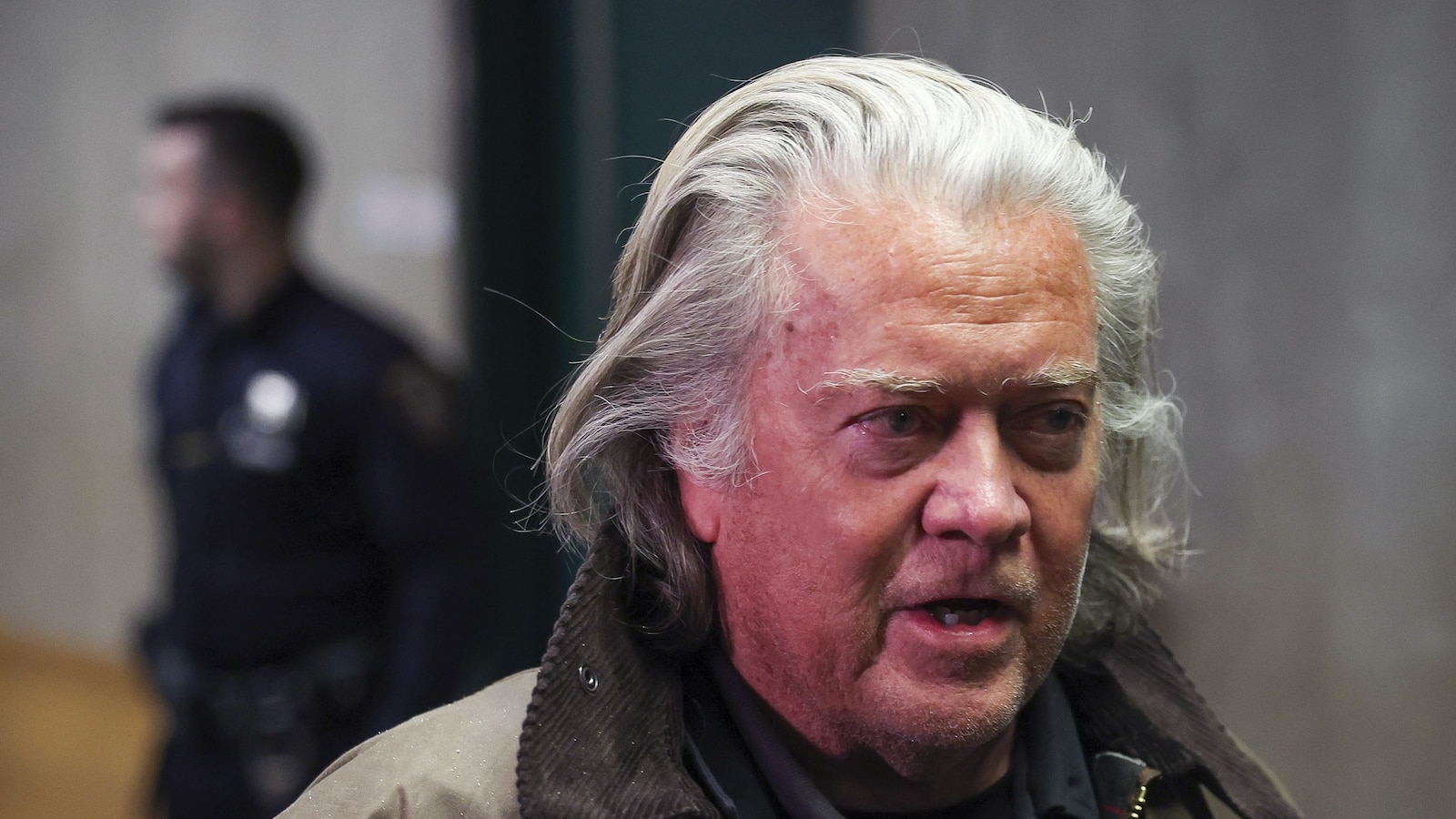 Steve Bannon pushes for more 'aggressive' defense in court - ABC News