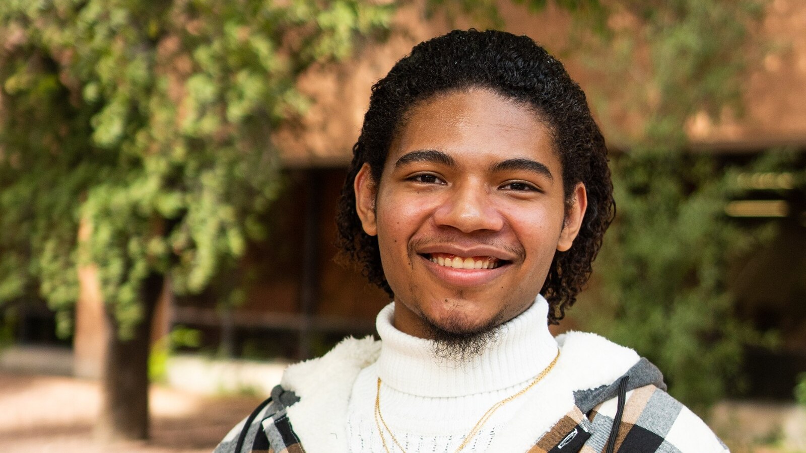 Teen who battled leukemia and homelessness as a child graduates college ...