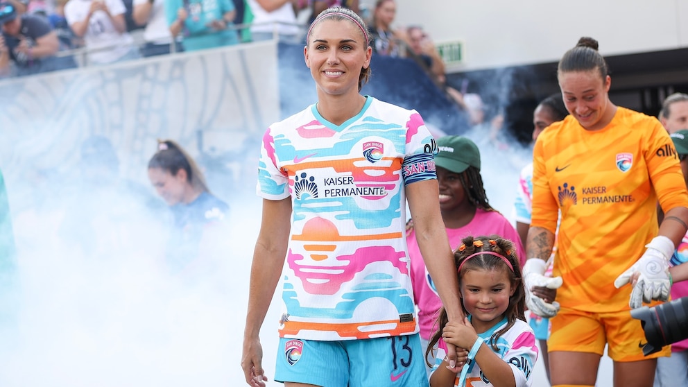 Soccer star Alex Morgan brings daughter Charlie to final game after ...