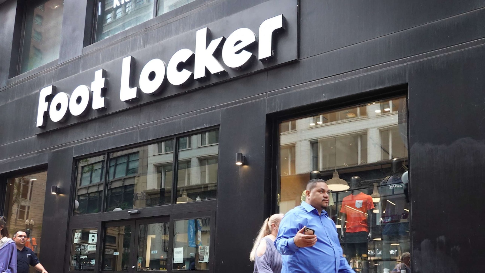 Foot Locker announces plan to close 400 stores by 2026 - ABC News