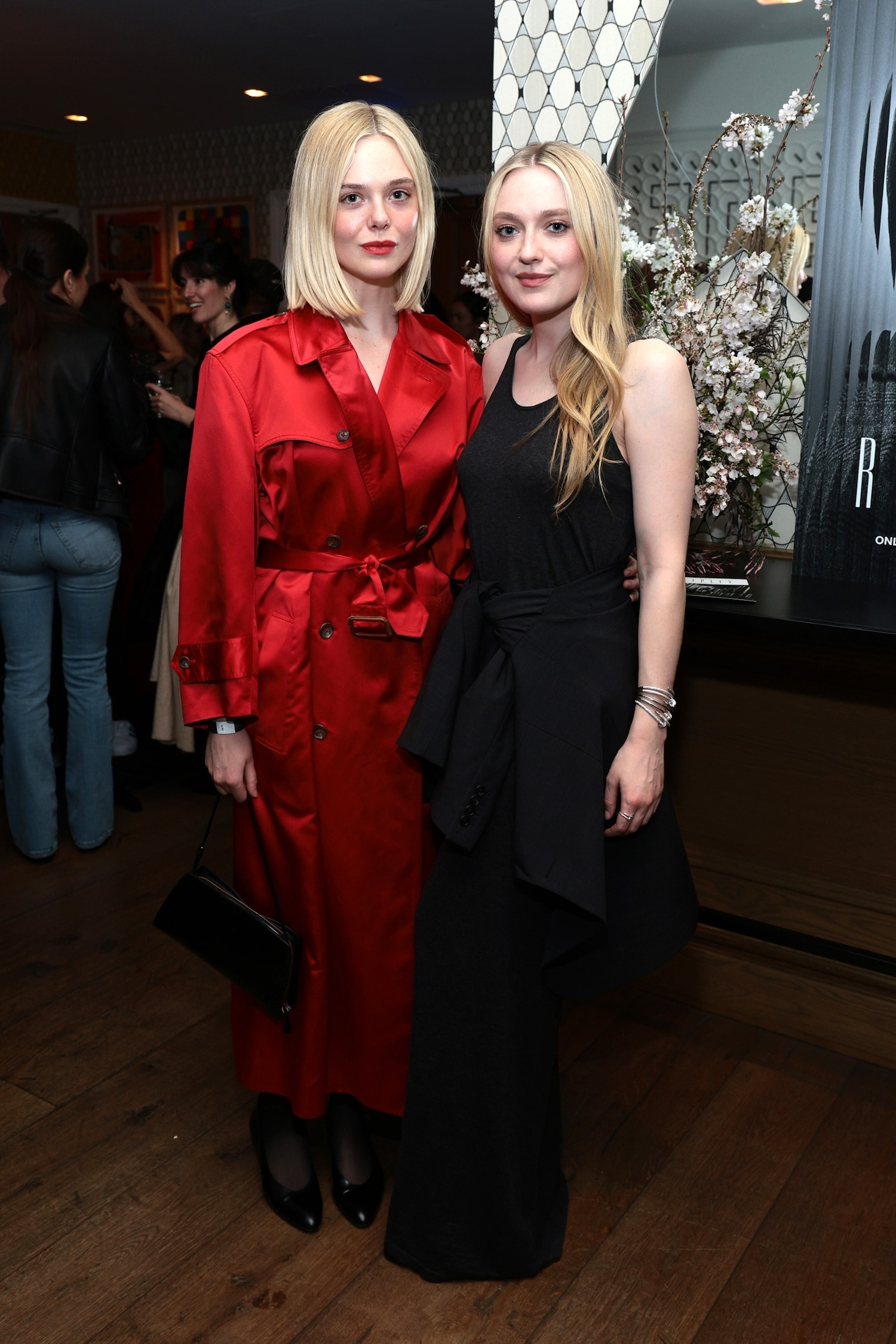 Elle Fanning Style Dakota And Elle Fanning Fanning Sisters Santa