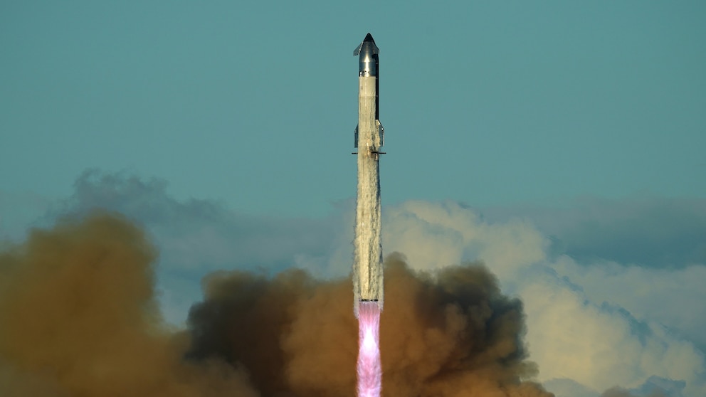 SpaceX makes case for why it will land American astronauts on the Moon ...