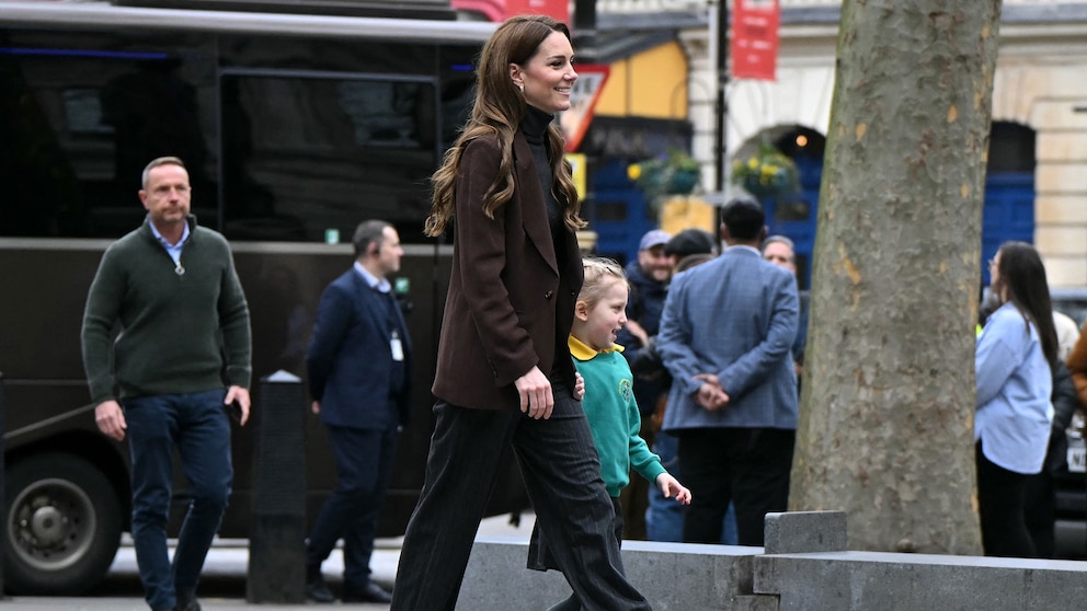 Kate Middleton joins school kids on field trip - Good Morning America