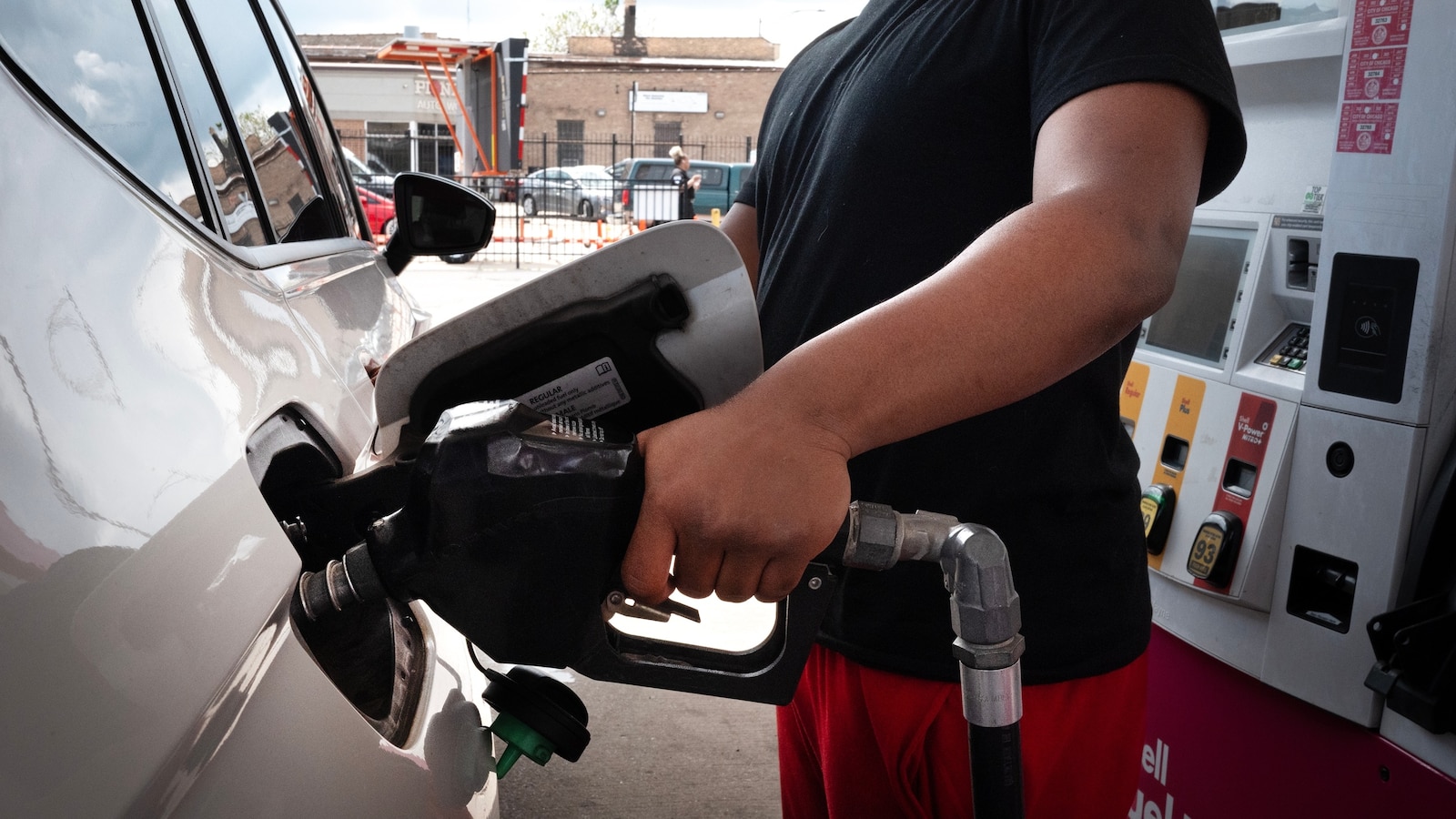 Gas prices fall below $4 a gallon, GasBuddy says - ABC News